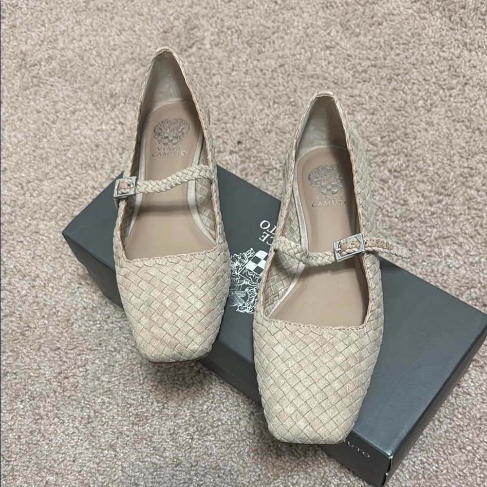 Vince Camuto Cream Flats With Woven Texture And Round… - Gem